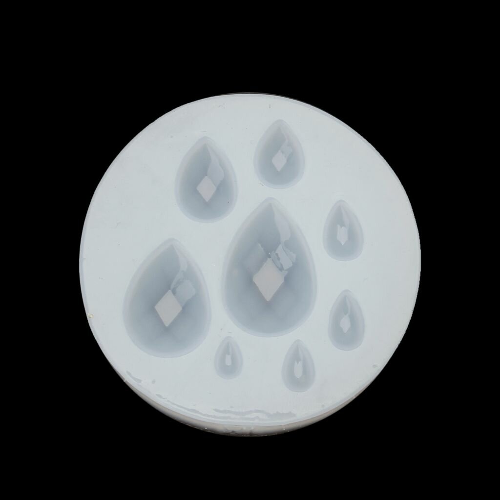 Кристаллическая эпоксидная форма с каплей воды