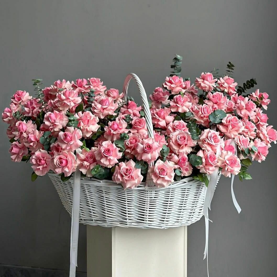 Корзина роз (корзина 1 шт, французская роза 101 шт, эвкалипт 20 шт.)