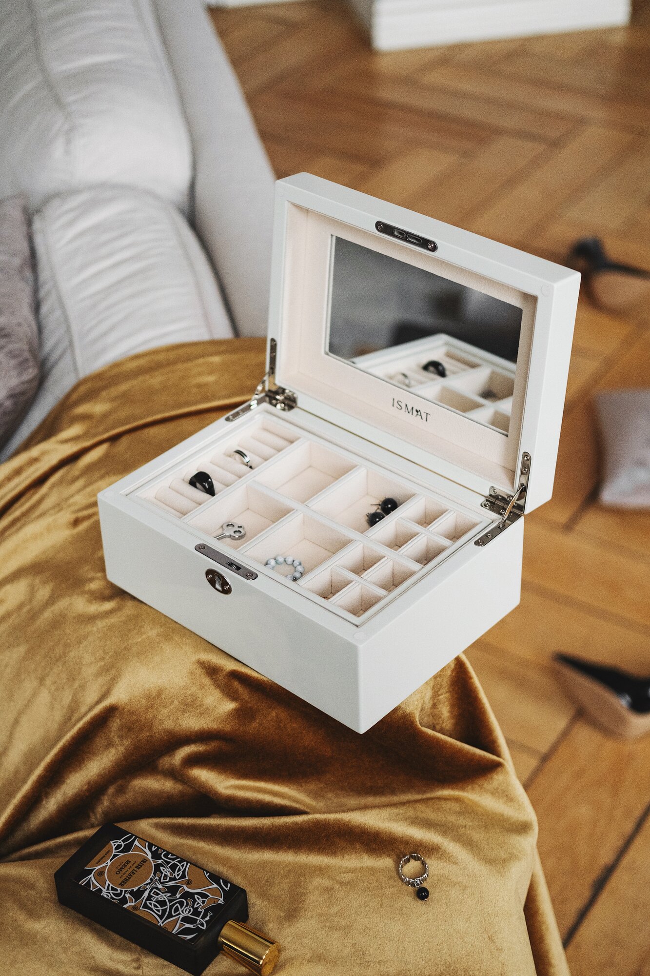 Премиум Шкатулка ISMAT "Шкатулка Для украшений", дерево/МДФ/лак, текстиль, 2 яруса, замок, зеркало. Цвет слоновая кость