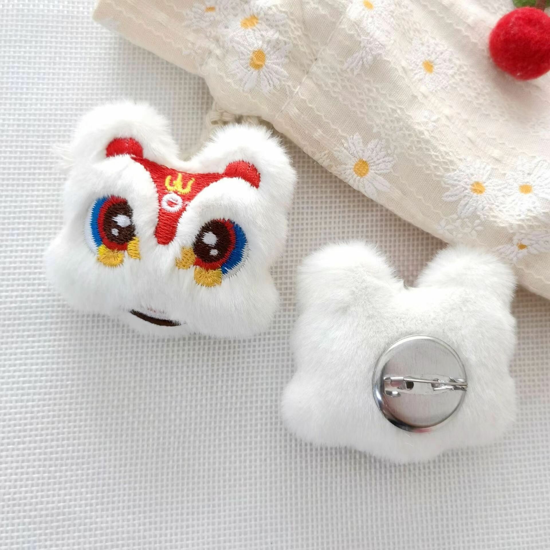 Брошь "Национальный прилив", кролик-лев, цвет пробуждение белого льва