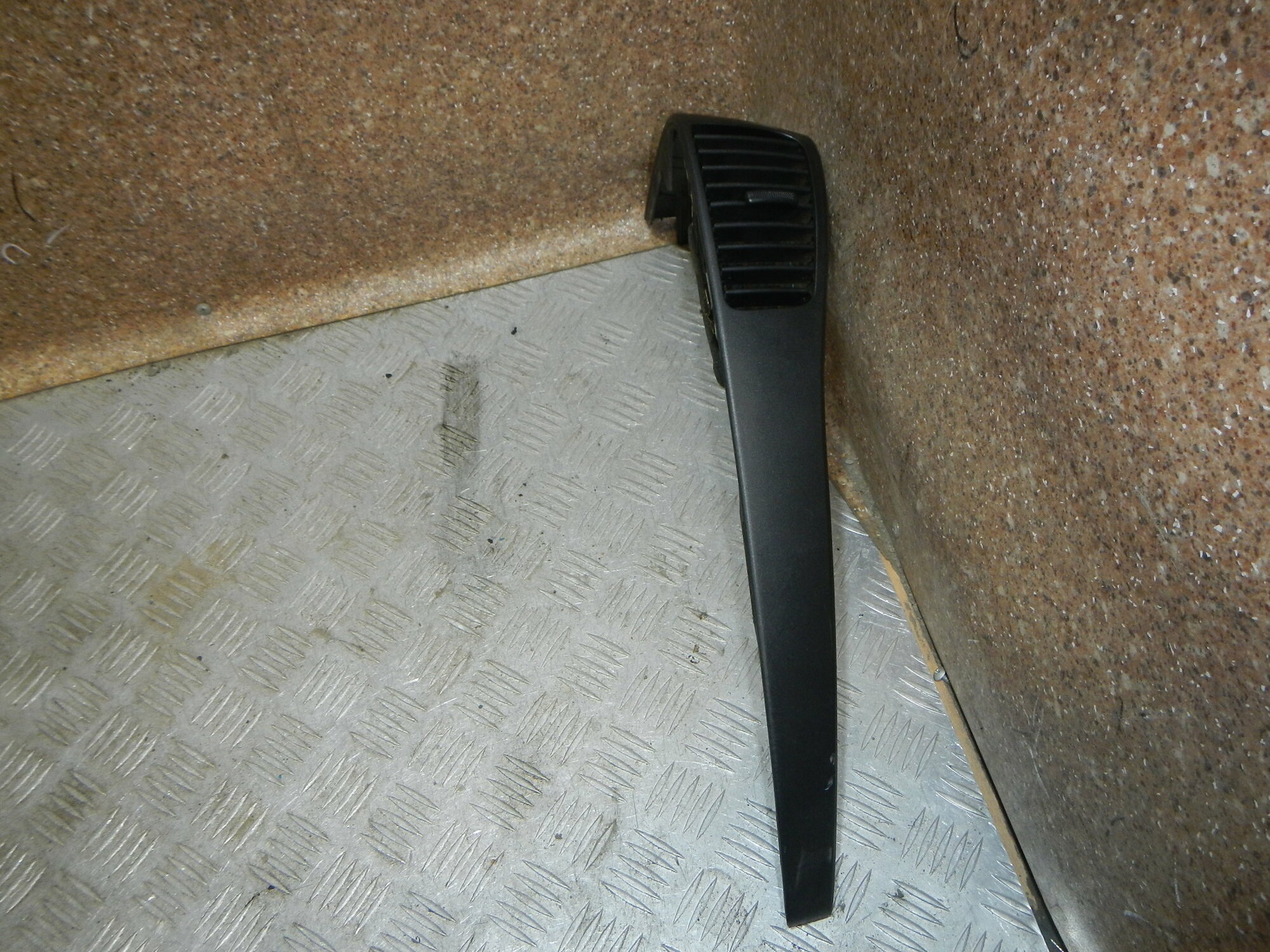 Б/У Дефлектор воздушный, KIA (Киа)-SORENTO (03-09) KIA SORENTO (03-09) Центральный правый,-06,с накладкой. Без повреждени...