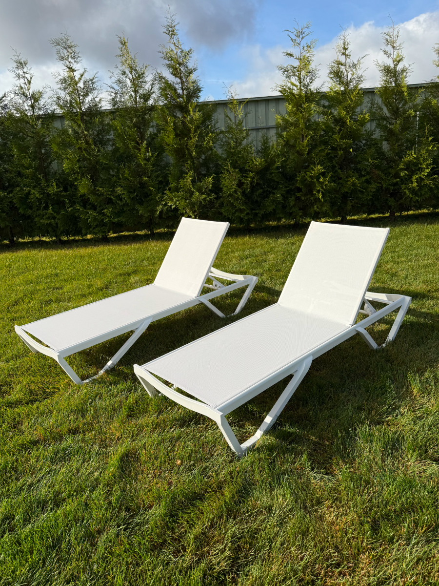 Комплект садовых шезлонгов ENZO на алюминиевом каркасе с регулируемой спинкой, белые (2 шт.)
