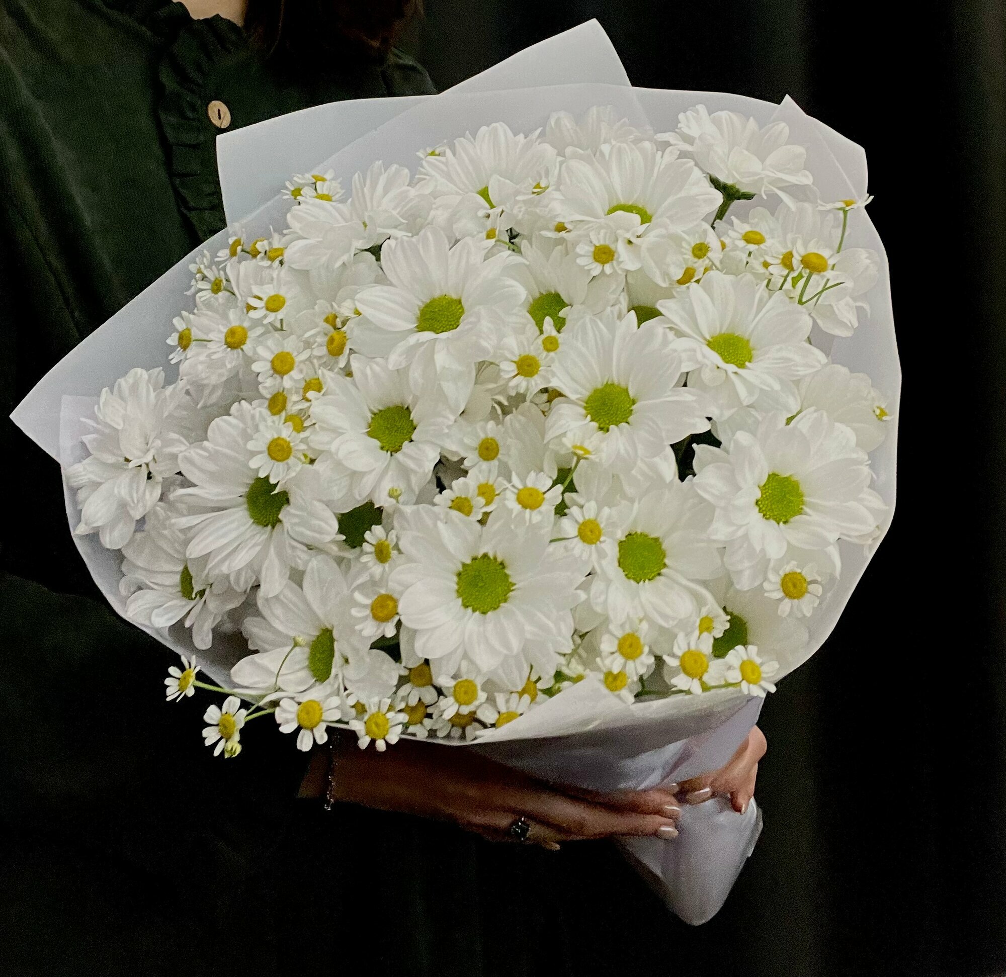 Букет "Очарование" из кустовой ромашковой хризантемы и танацетума в подарочном оформлении