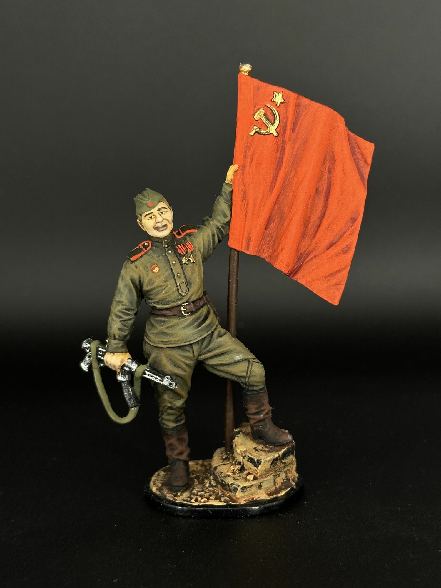 Коллекционный оловянный солдатик Гв. ефрейтор пехоты Кр. Армии с советским флагом. 1943-45 гг. ручная роспись
