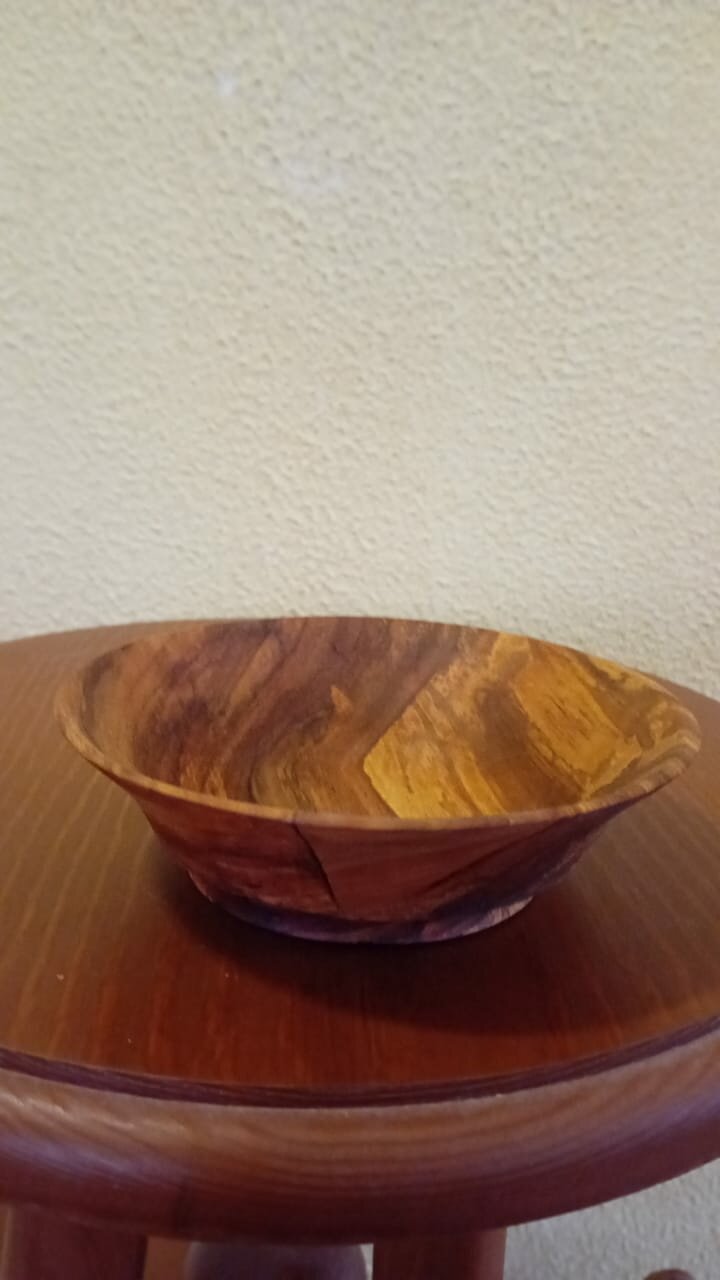 Тарелка из абрикоса. деревянная посуда.