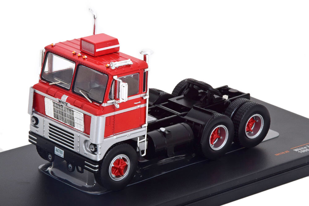 Модель коллекционная IXO Gmc white 7400 1960 red/silver