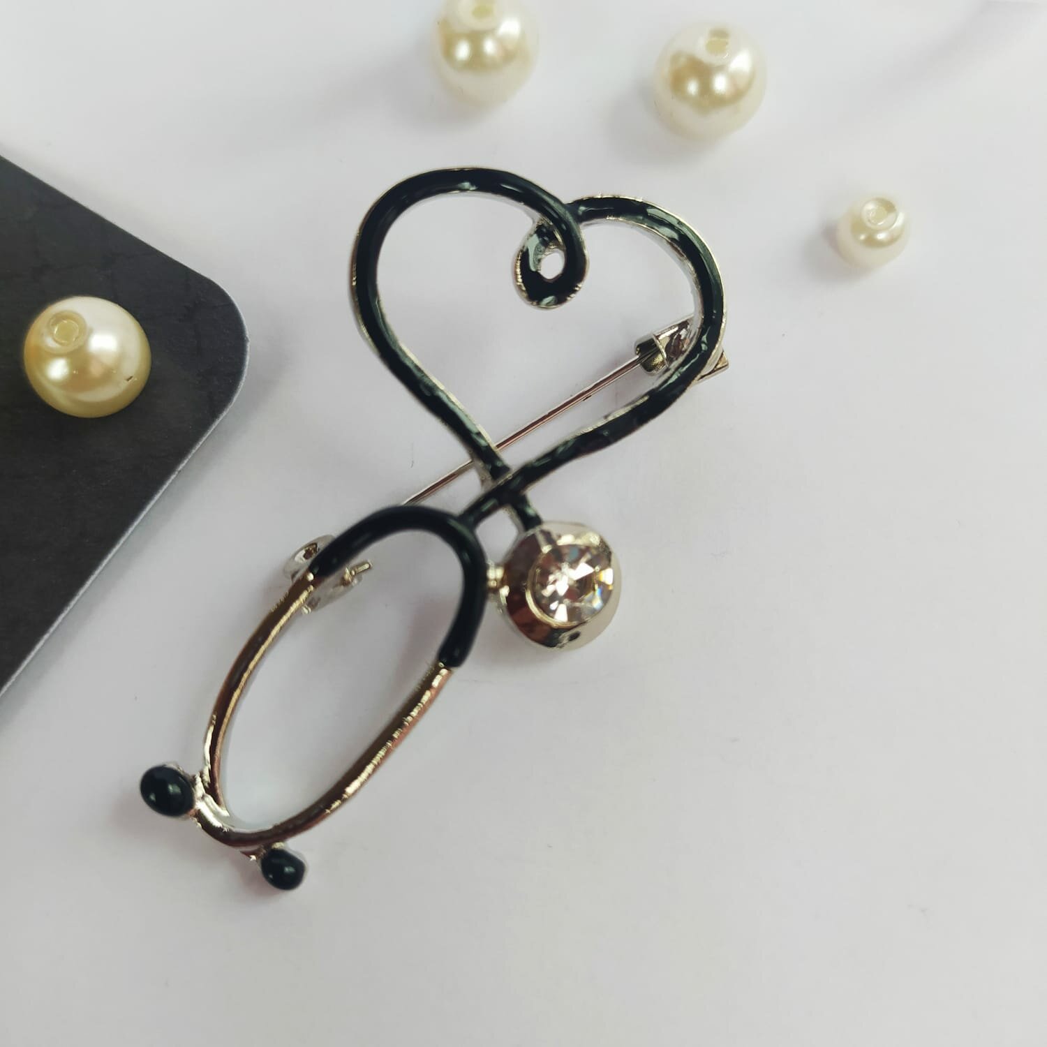 Брошь, стразы, эмаль