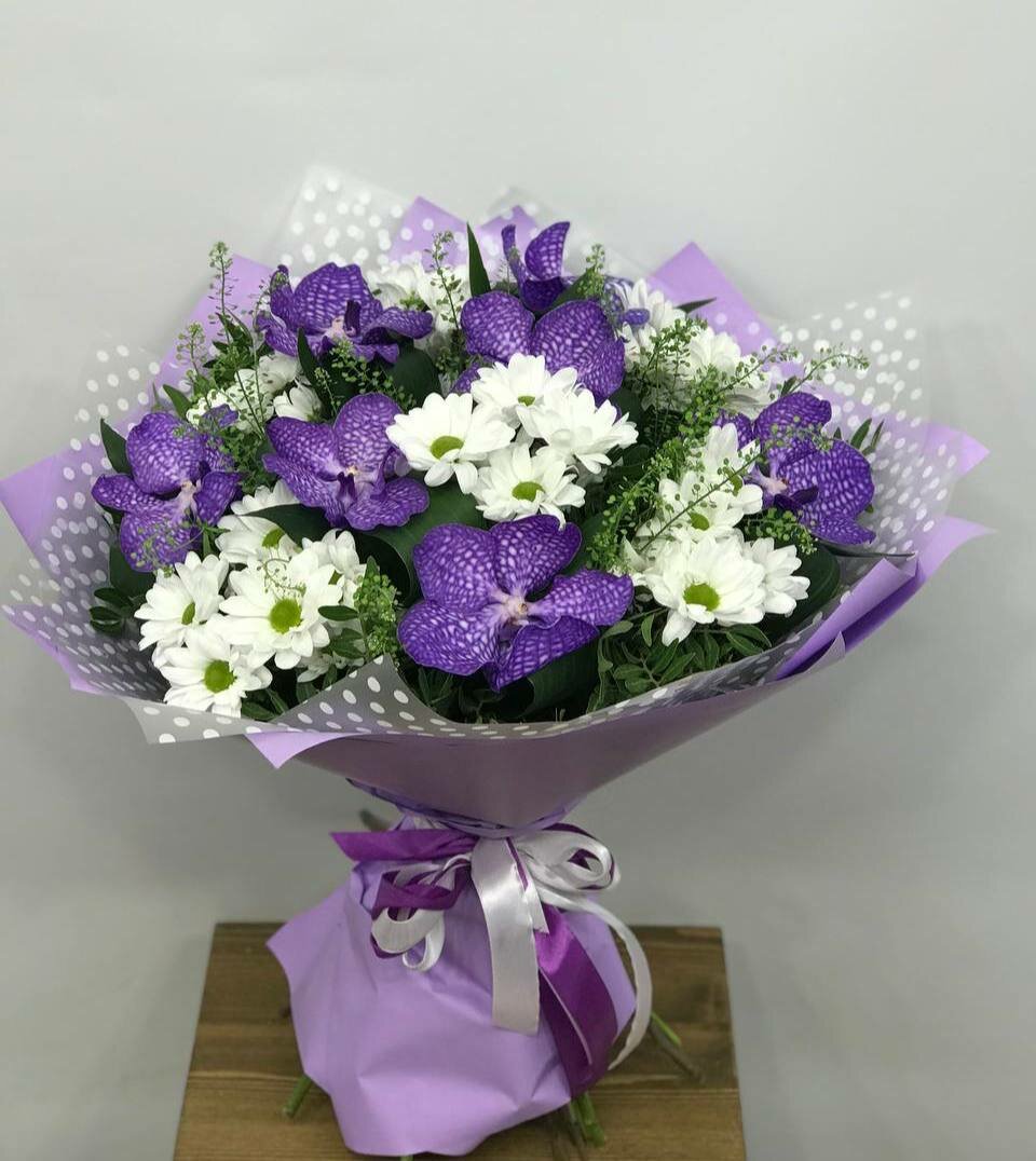 Букет из орхидей и хризантем «Мисс Венди» - S (до 30 см)