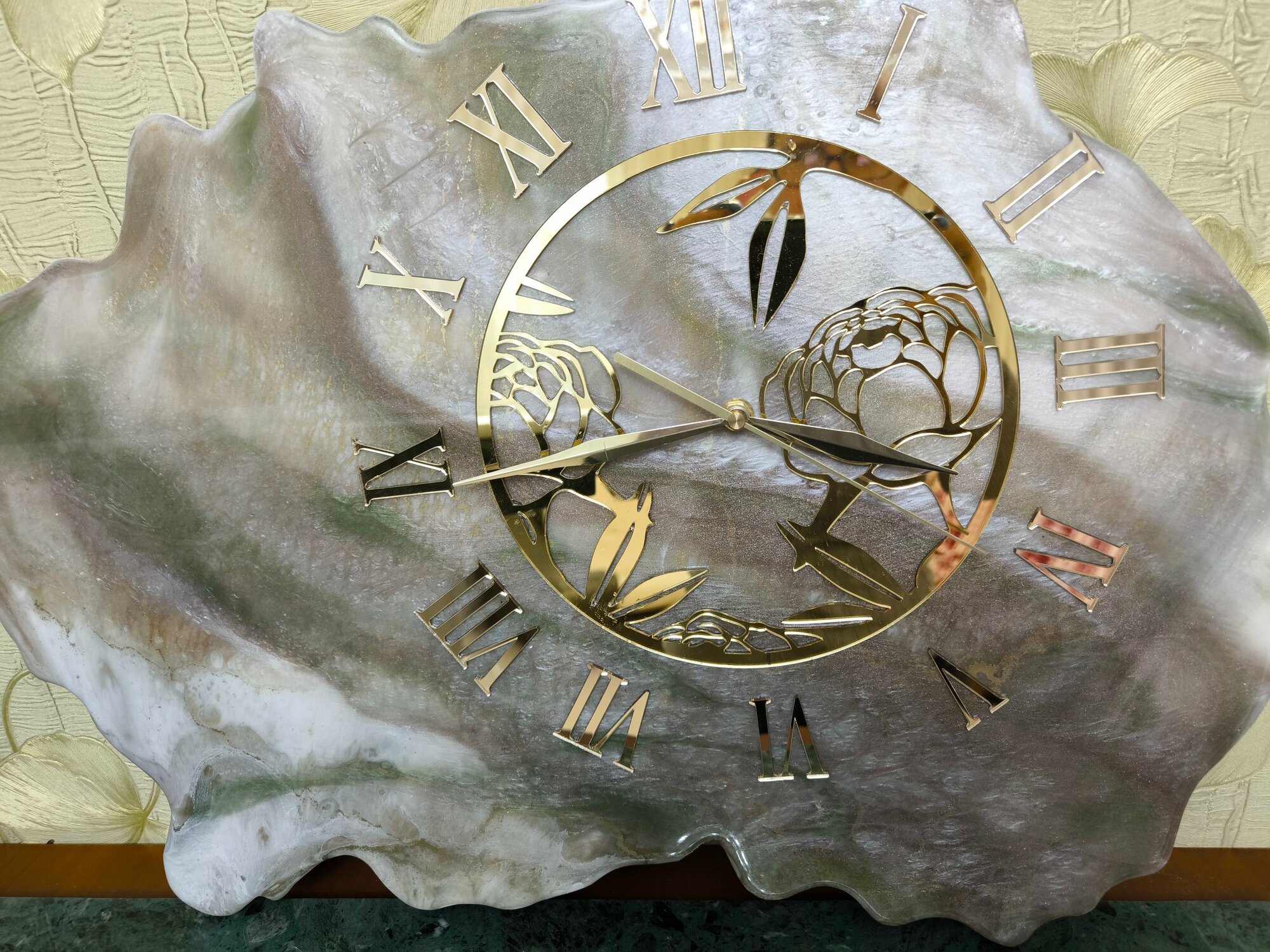 Часы интерьерные "Пионы" из эпоксидной смолы в форме жеоды 43х61 см с подсветкой