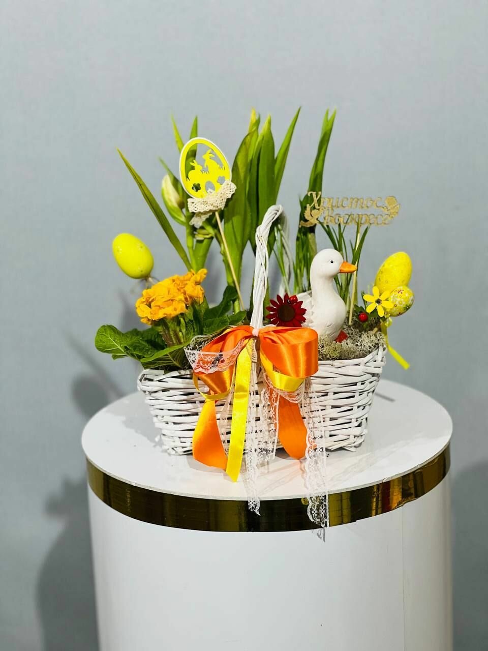 Весенние первоцветы / Пасхальная композиция / Букет в корзине. Тюльпаны, примула, крокус