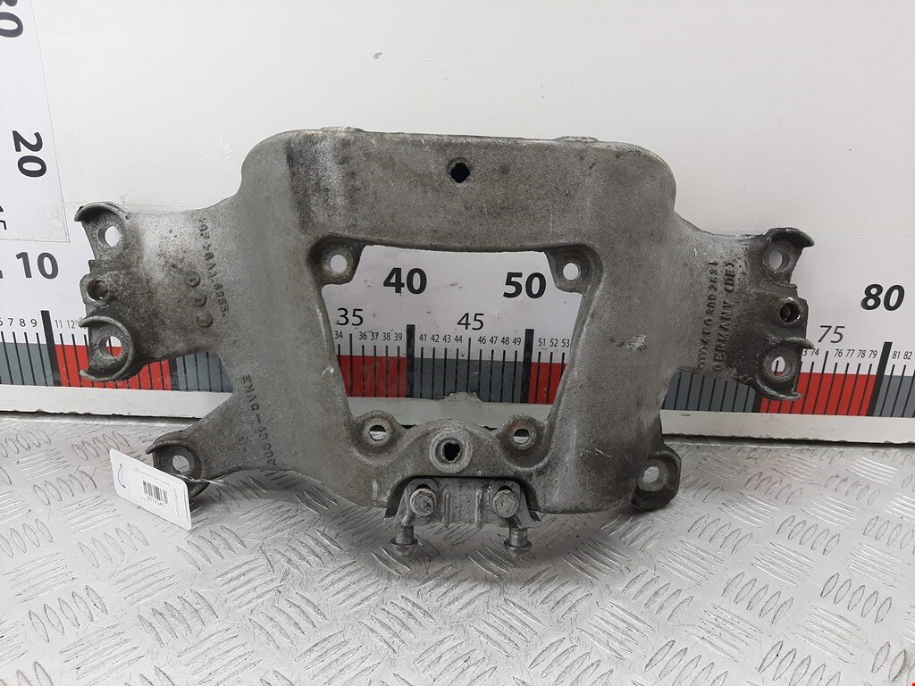 Кронштейн (крепление лапа траверса) кпп Audi A6 C6 4F0399263L арт. 2012345