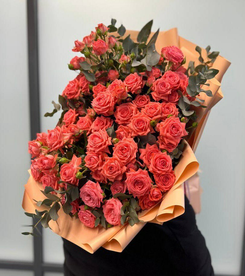 Букет wowflo, кустовые розы, эвкалипт, 19 цветов, высота 60 см