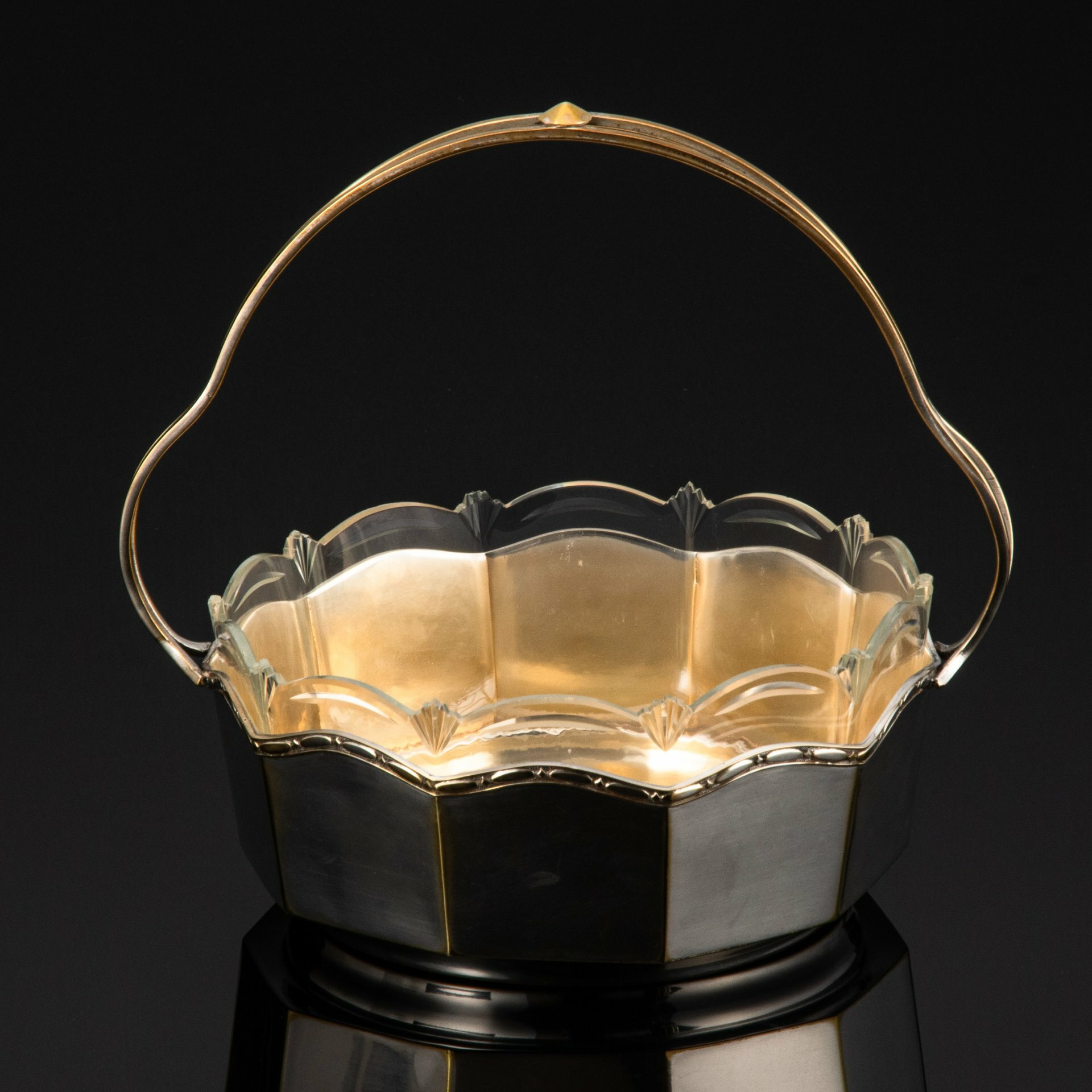 Ваза (конфетница/фруктовница) в форме корзинки с ручкой со стеклянной вставкой