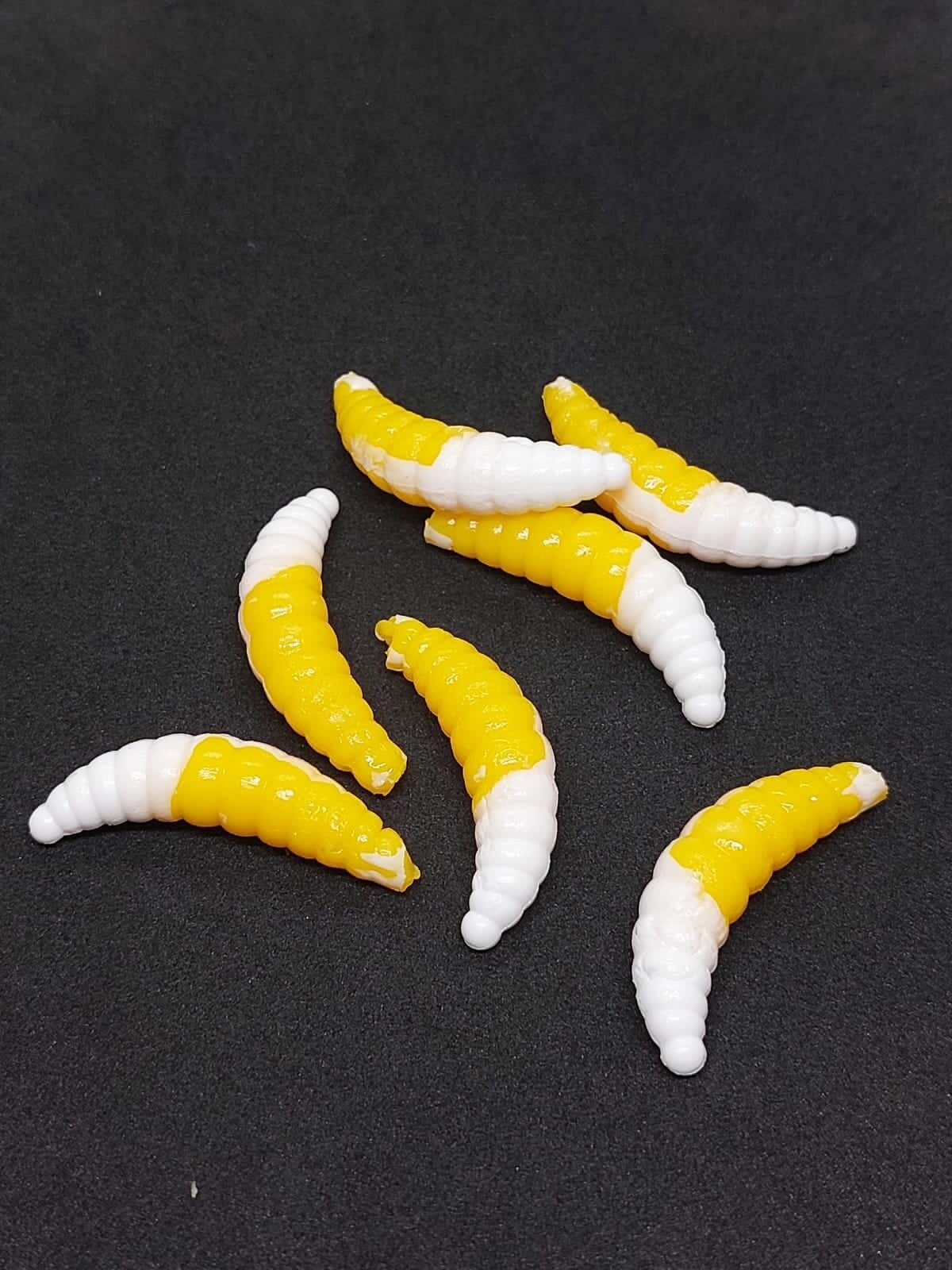 Форелевая силиконовая приманка Maggot 1.6. 38 мм. Белый желтый