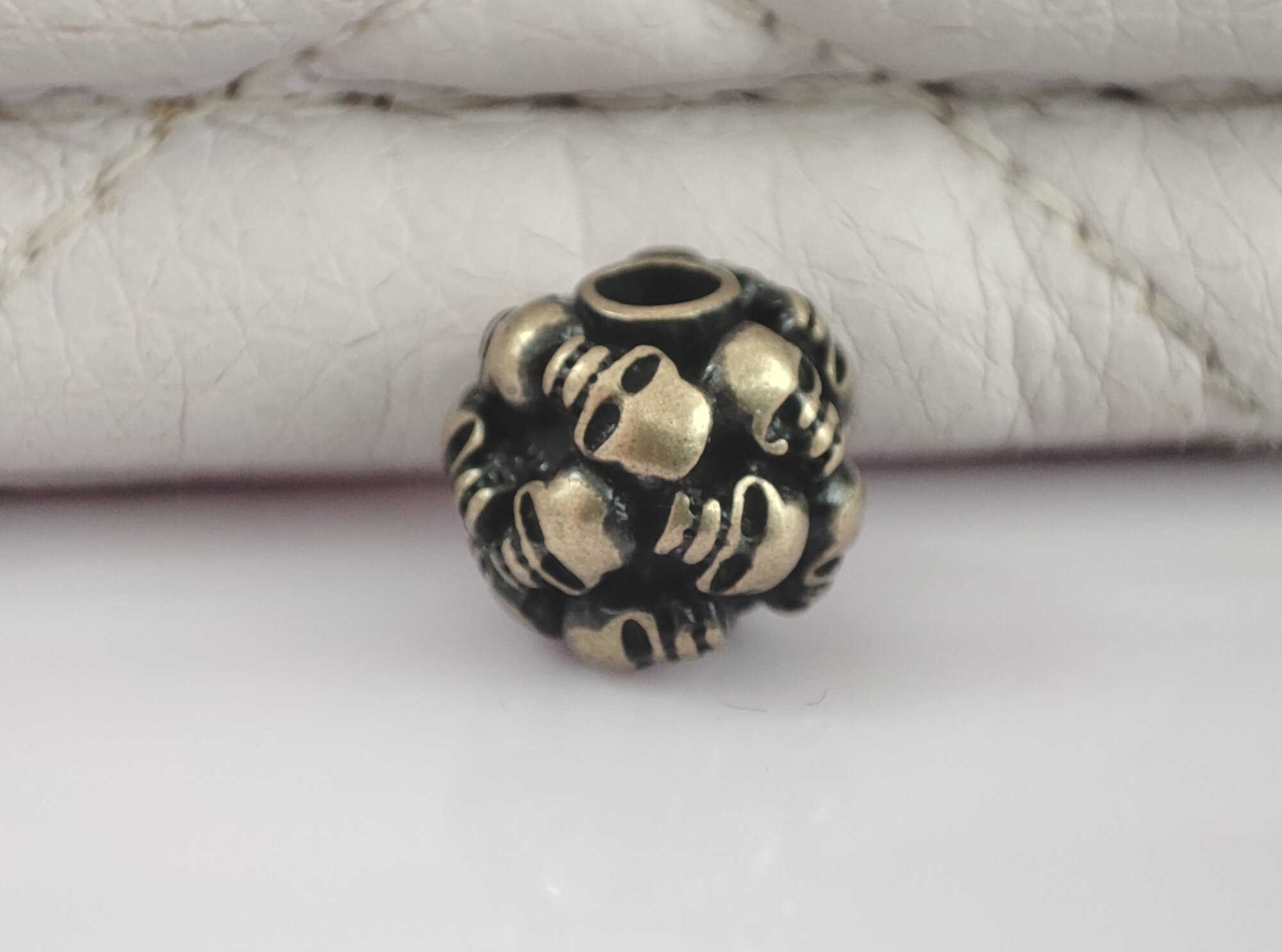 Бусина "Черепа"подойдет для плетения браслетов из вощеной нити, кожаного шнура, паракорда