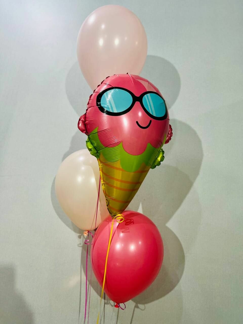 Гигантское мороженое, фигурный шар и воздушные шары