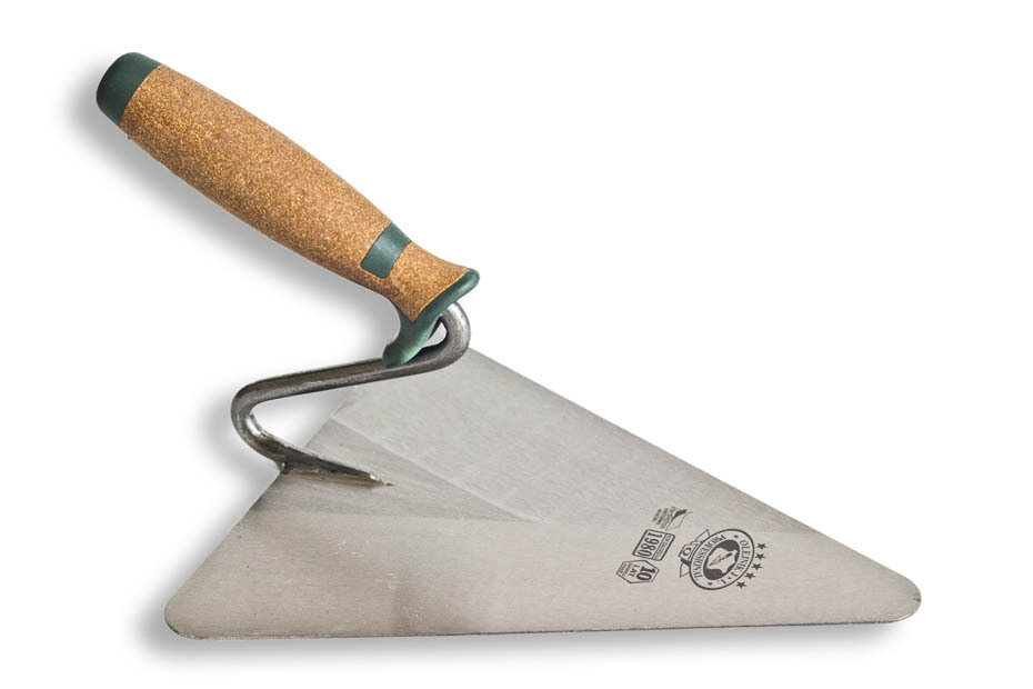 Кельма "треугольник", закалённая сталь, рукоятка пробка, толщина полотна 1мм, размер 190мм