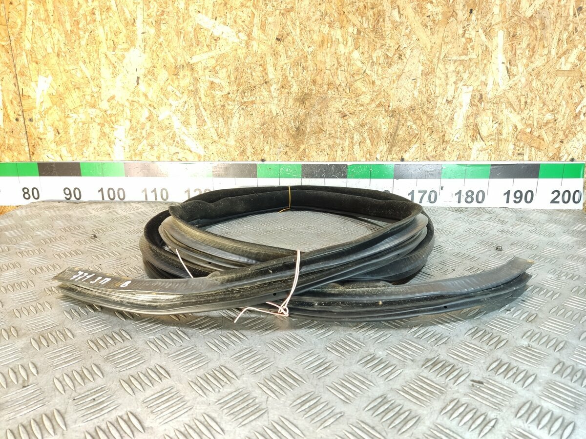 Уплотнитель двери задней правой LAND ROVER Range Rover 2013-2021 LR067427