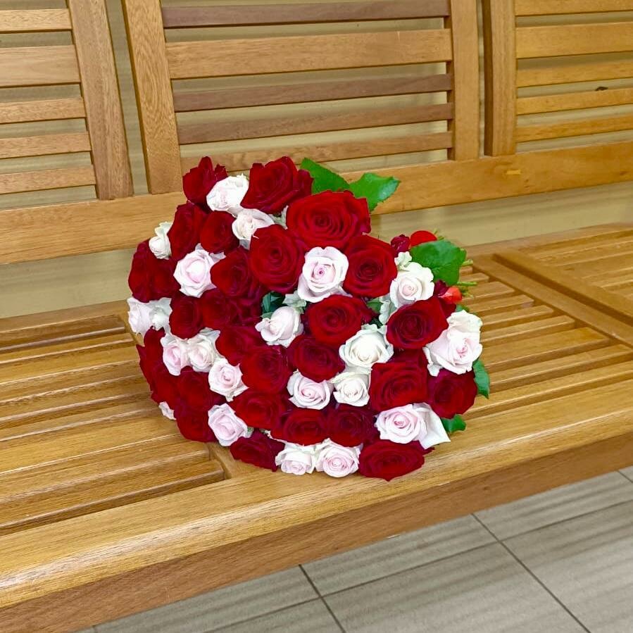 Живые цветы букет роз микс нежно-розовых и красных роз 51 шт. 40 см.