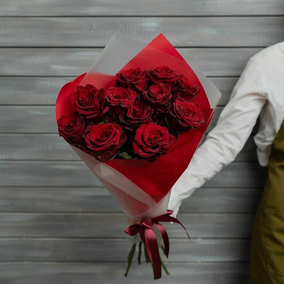 Букет живых цветов из 11 красных роз в упаковке Эквадор 60 см