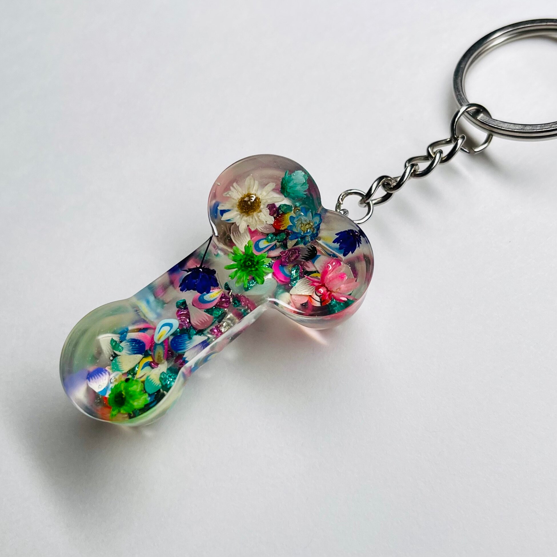 Креативный брелок в форме пениса, инкрустированный сухоцветами, декором и цветными камнями EVTUSHENKO ART.