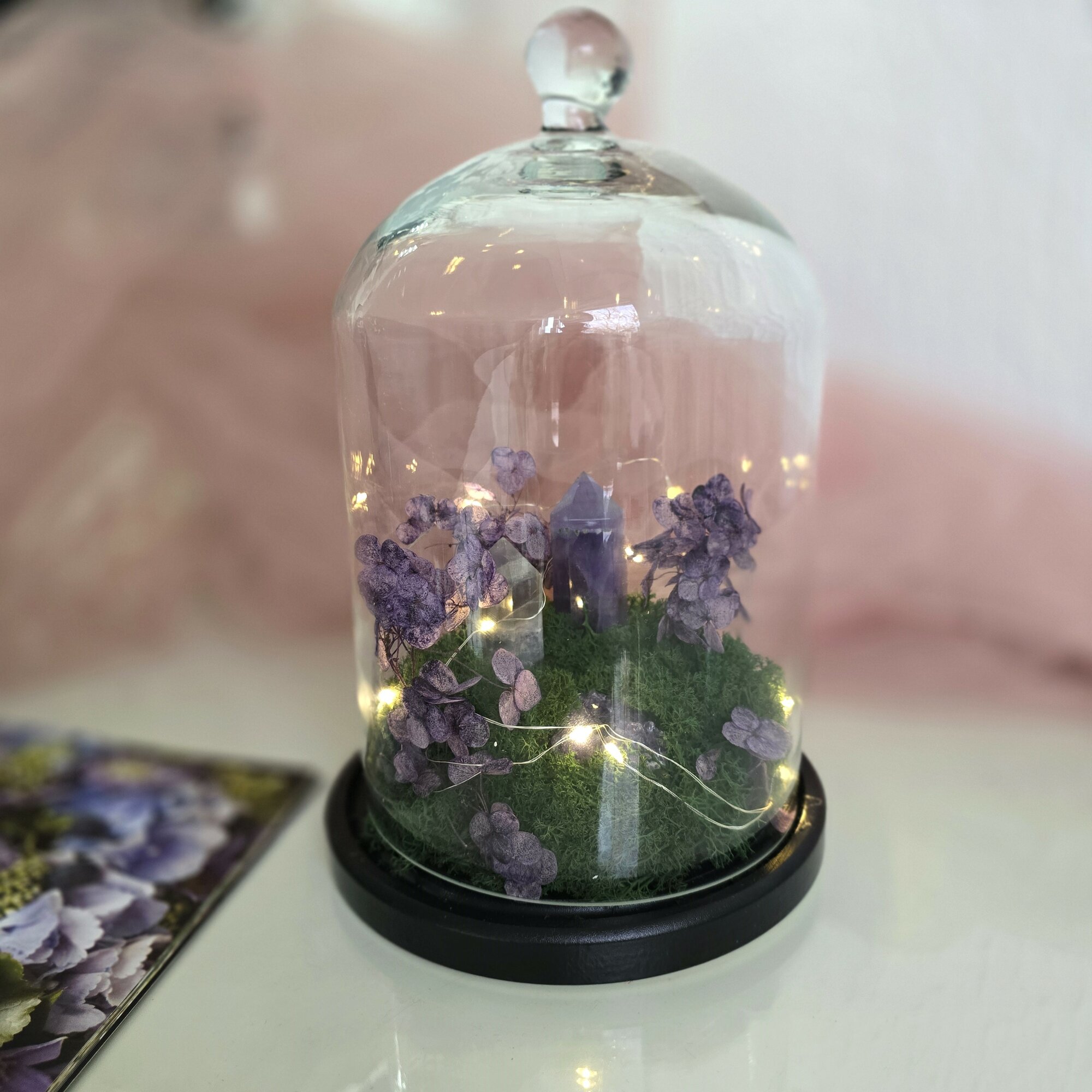 Композиция в колбе из камней и живых стабилизированных роз "Аметистовый город" , подарок на 14 февраля и 8 марта