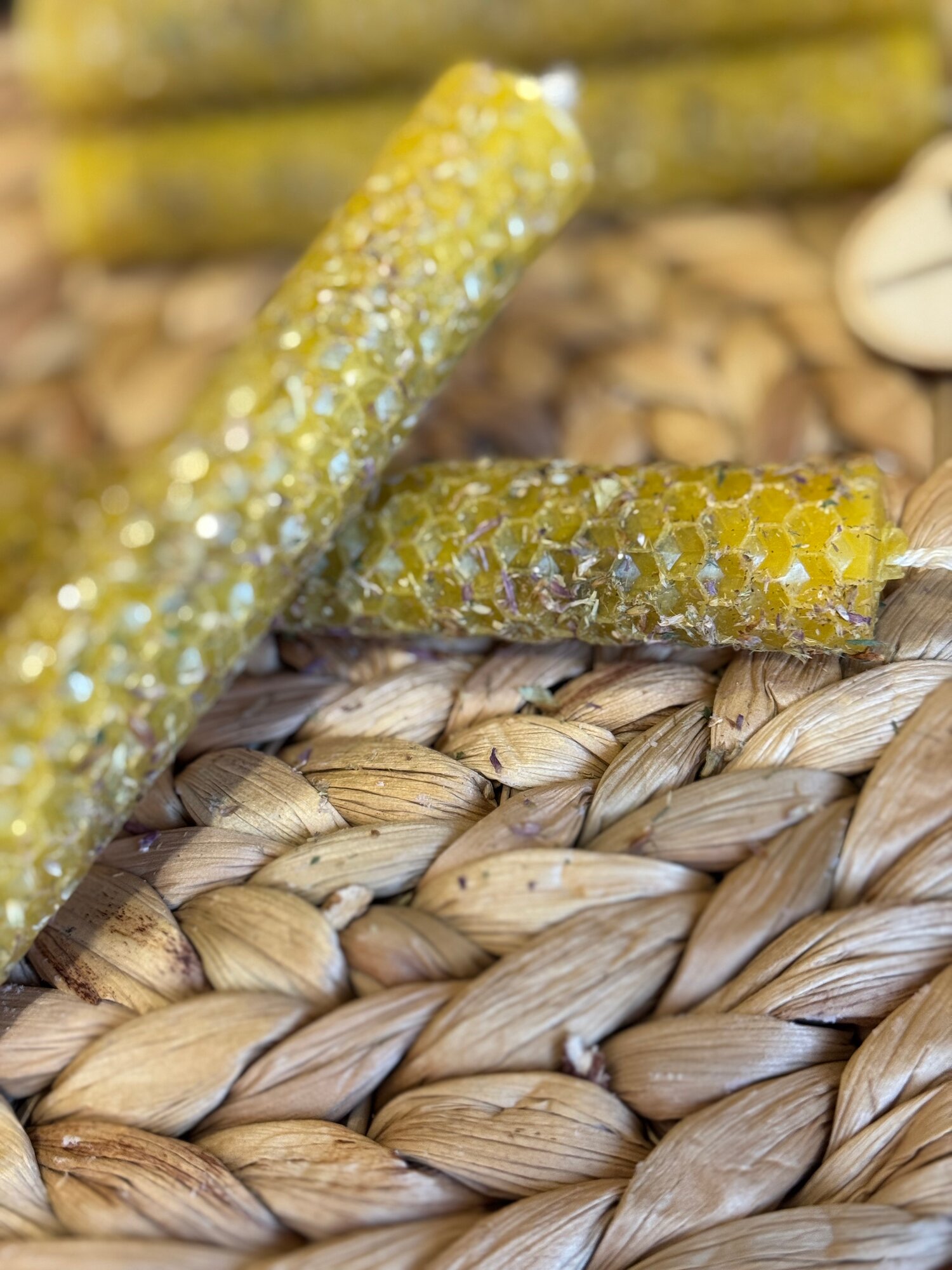 Свеча из медовой вощины с клевером