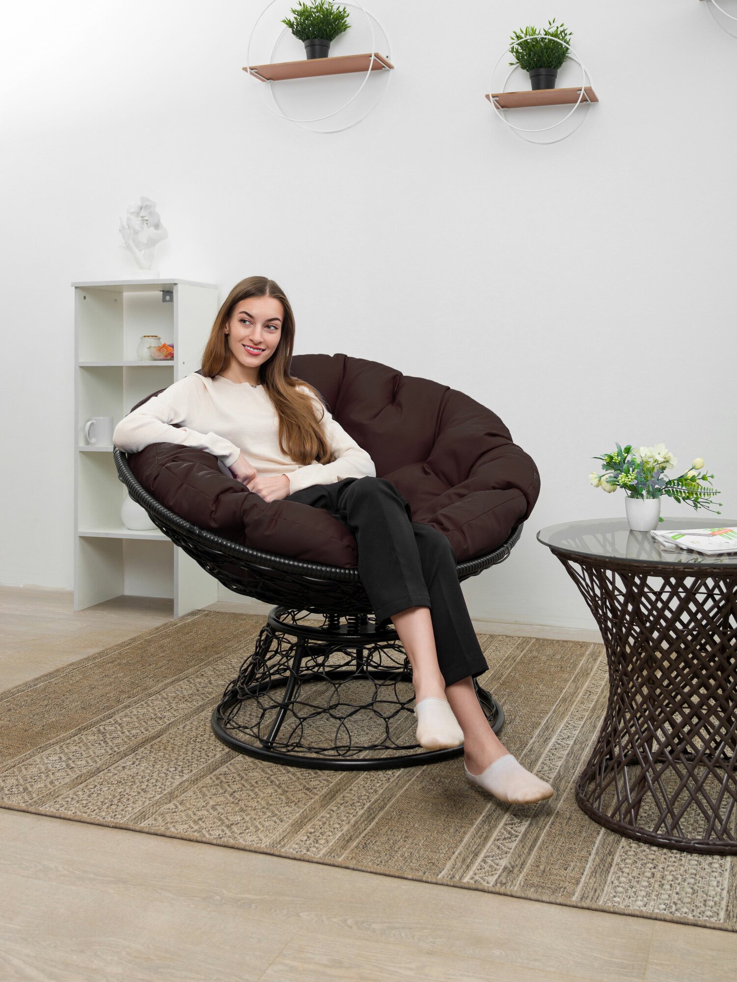 Кресло папасан пружинка с ротангом чёрное, коричневая подушка