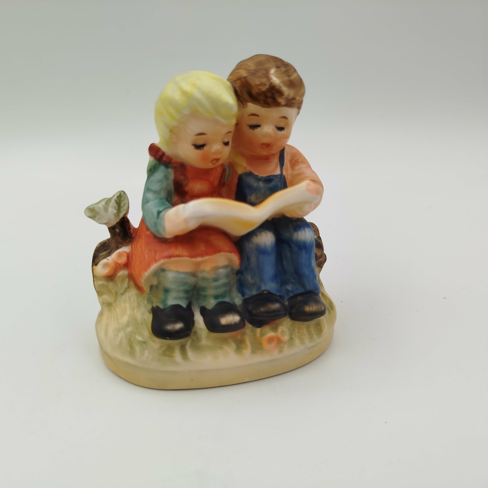 Статуэтка "Дети, читающие книжку", фарфор, роспись, Европа, 1970-1990 гг.