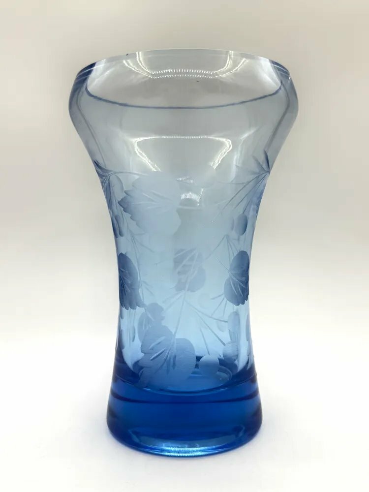 Ваза синего оттенка с флоральным декором на тулове, стекло, СССР, 1960-1990 гг.
