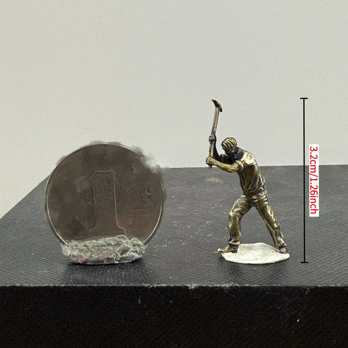 Миниатюрная латунная фигурка шахтера