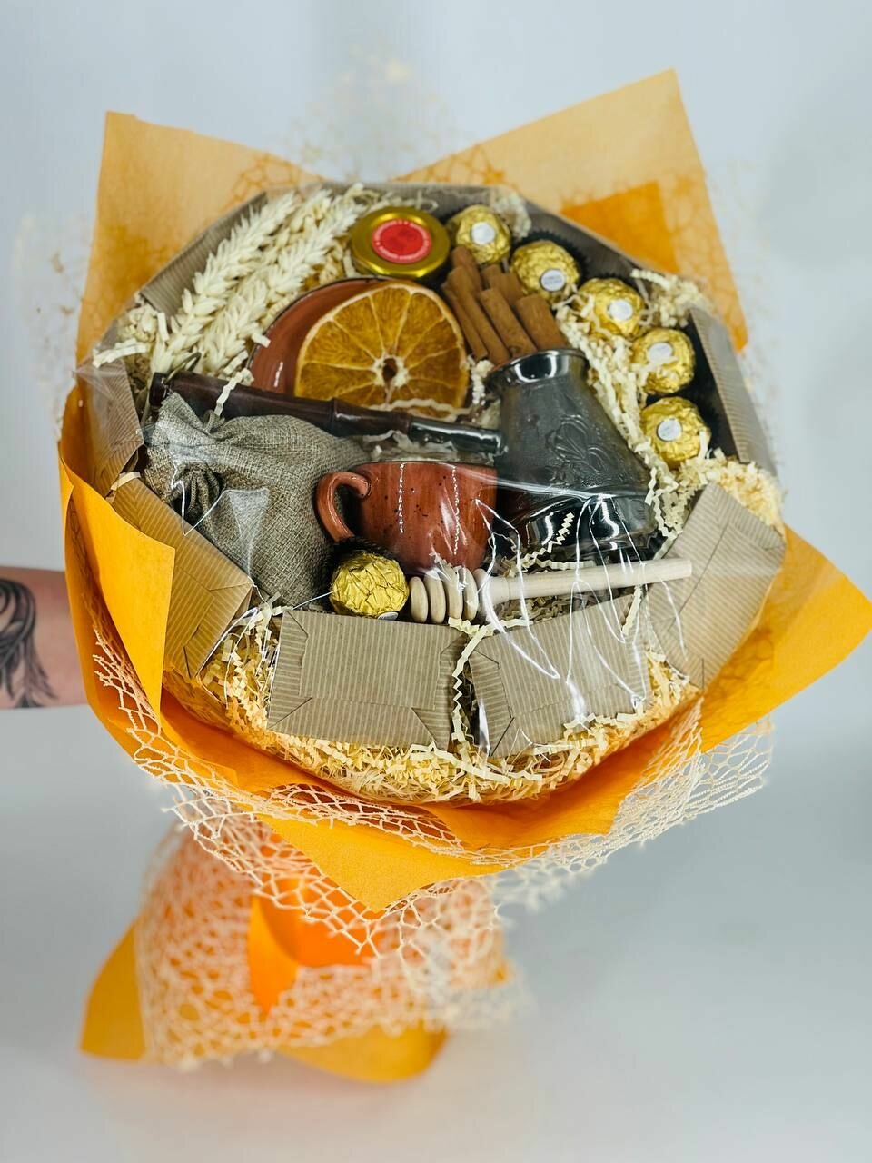 Букет из элитного кофе с туркой, конфетами, вареньем и апельсином ко дню всех влюбленных и 8 марта, чайно-кофейный букет