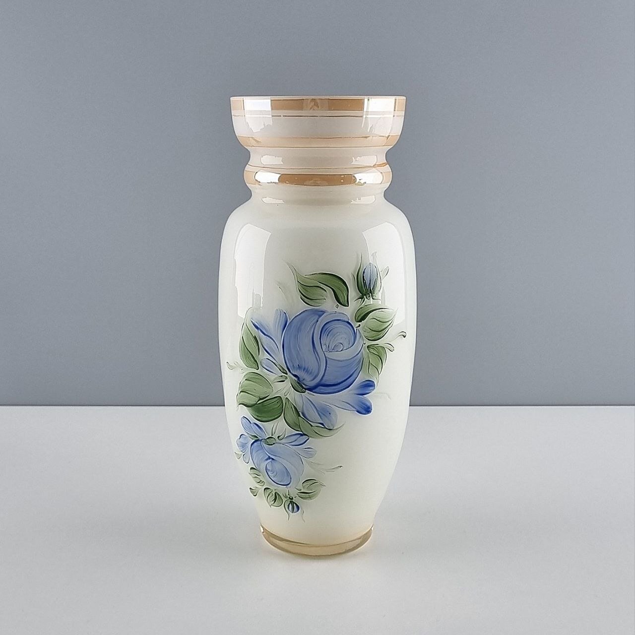 Винтажная ваза "Голубые бутоны". Молочное стекло. СССР, 1980-е.