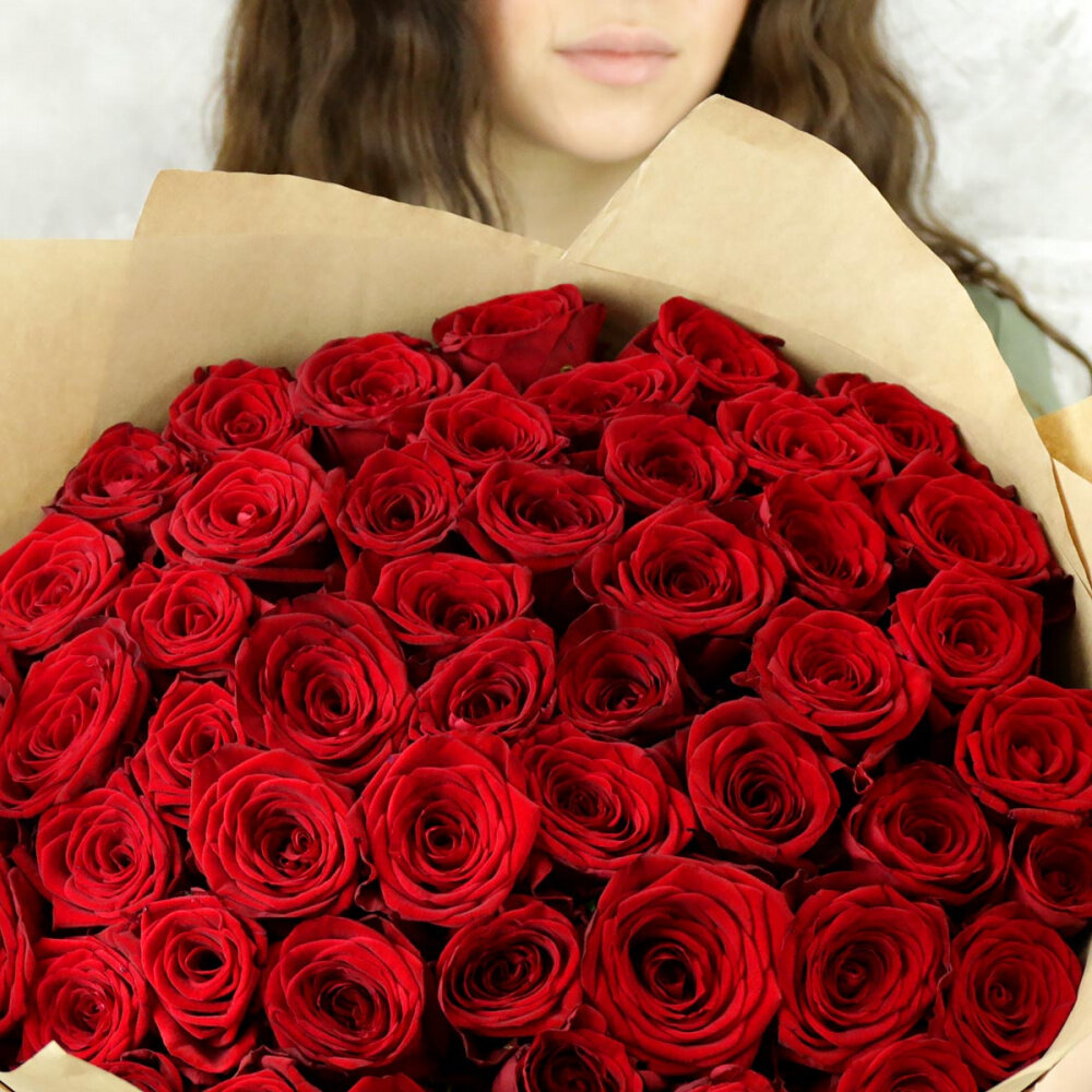Букет "Букет Маркет", монобукет из 51 красной розы, крафт-бумага, высота 60 см
