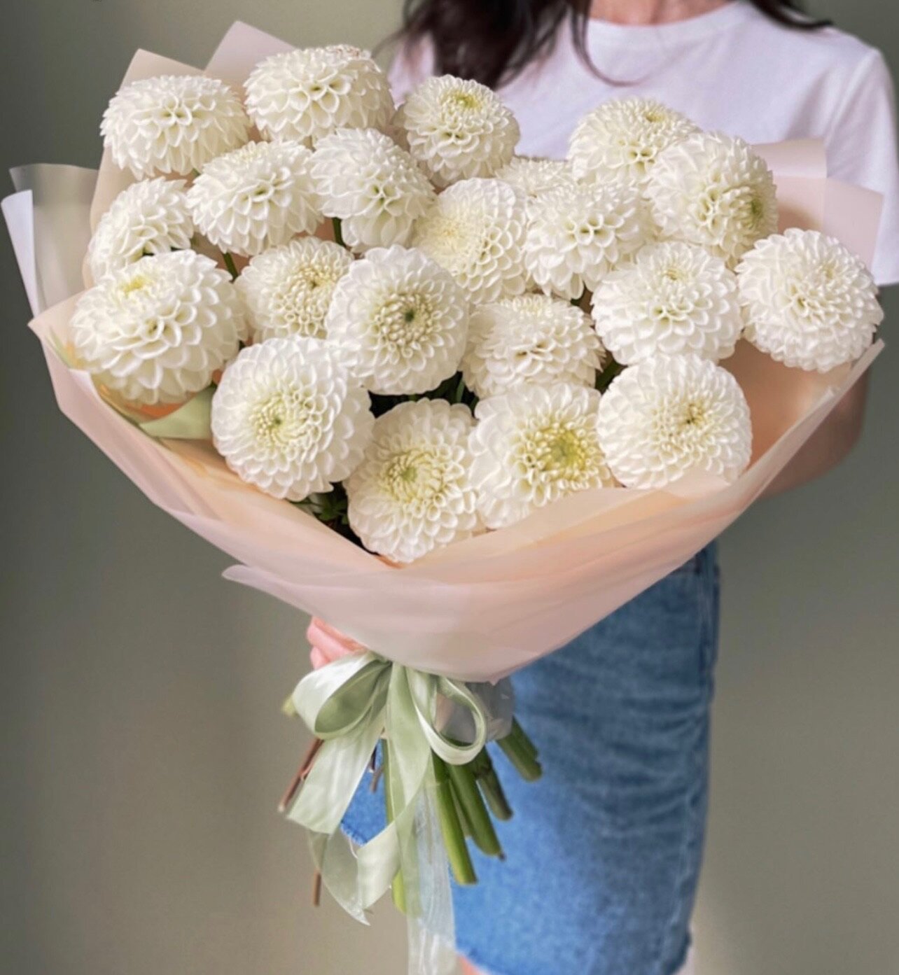 Премиум букет из белых георгин, премиум цветы, шикарный, красивый букет цветов, цветы георгины.