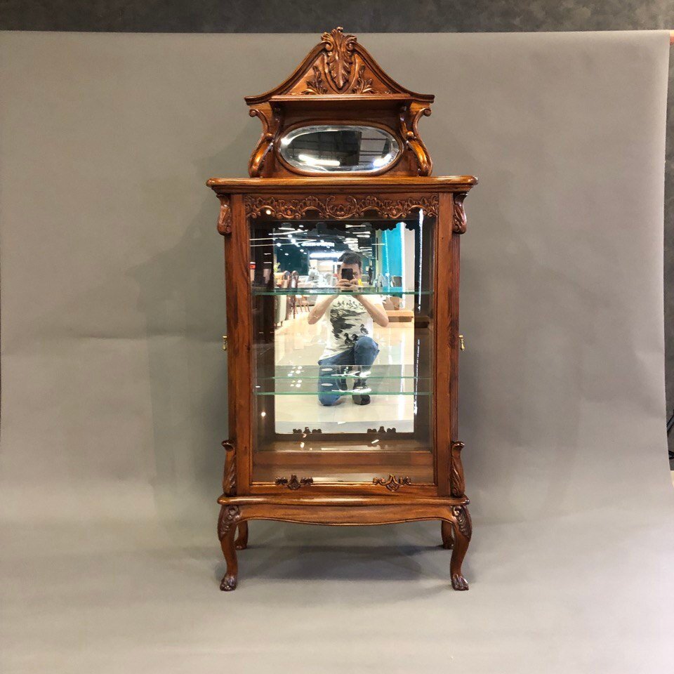 Витрина для посуды DOMKORLEONE с надстройкой, боковые дверцы, красное дерево (mahogany wood), цвет орех NAA (светло-кор)