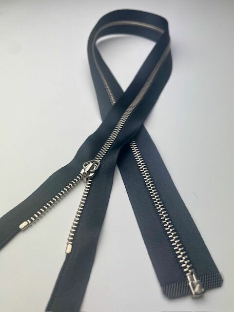 Молния металлическая, однозамковая, разъёмная на атласной ленте, тип-Т4, металл светлый никель, 60 см, цвет тесьмы темно синий. Пр-во Италия, Lampo.