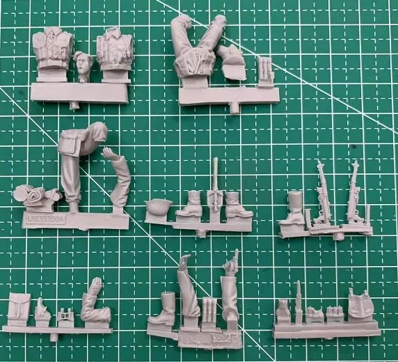 Набор миниатюрных фигурок солдат и офицеров в масштабе 1/35 для сцен из уличных боёв (без сцен), несборанный, неокрашенный
