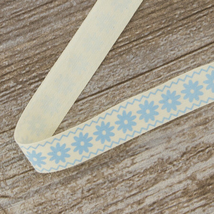 Лента хлопковая на картонной мини- катушке Цветы и зиг-заги 5 м голубой HEMLINE VR15.052