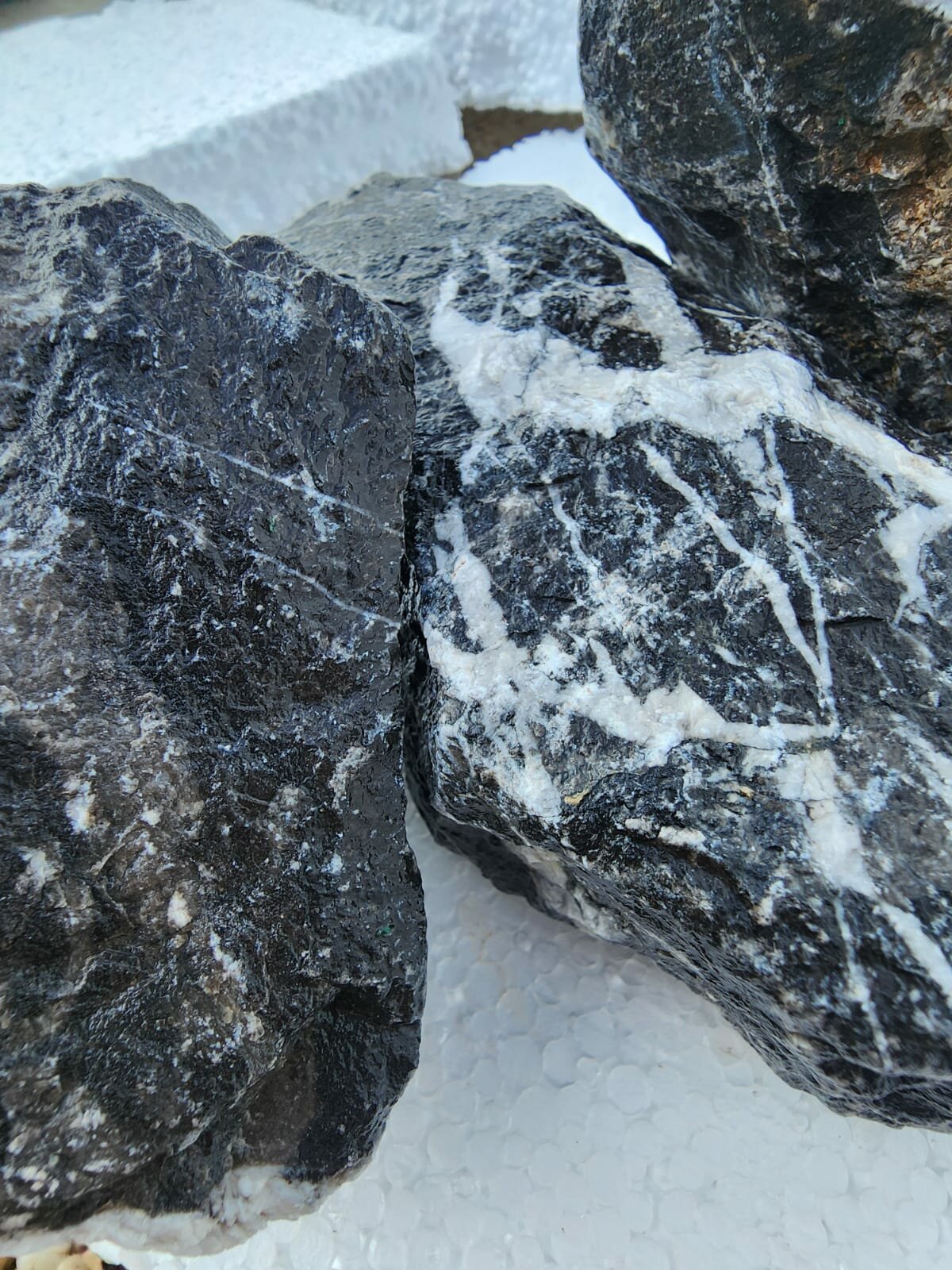 Крошка мраморная черная крупная с белыми прожилками. фракция 70-120 мм 5 кг