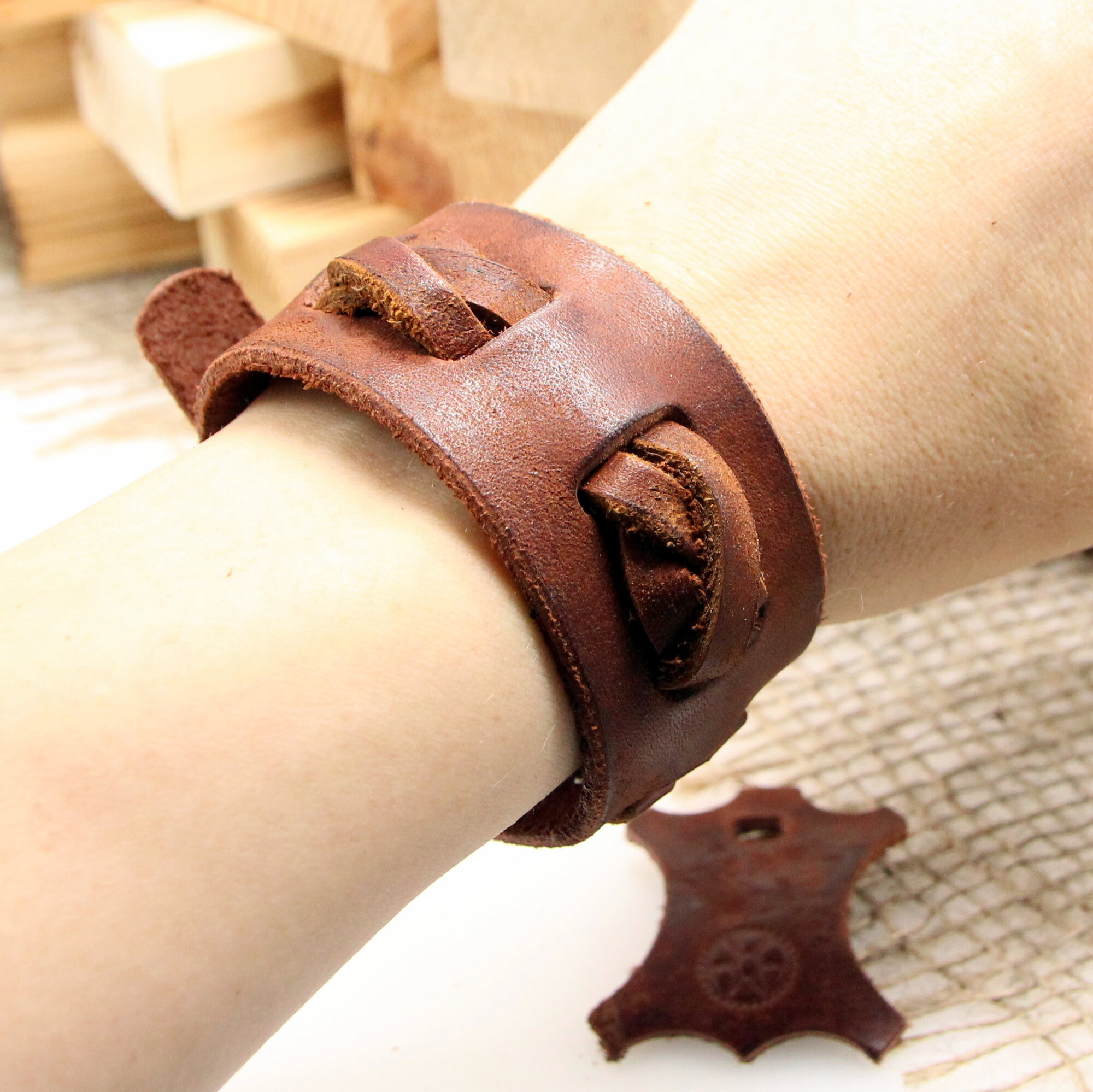 Браслет-манжета, кожа