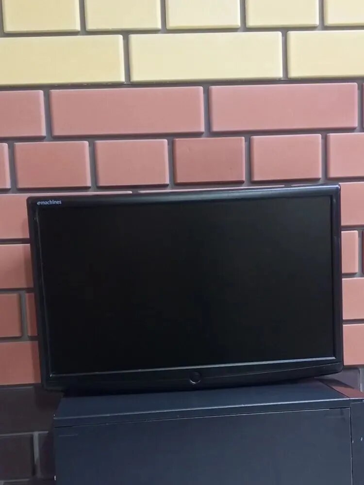 Монитор eMachines E190HQV, 18.5" (47 см) (нет подставки и нет проводов)