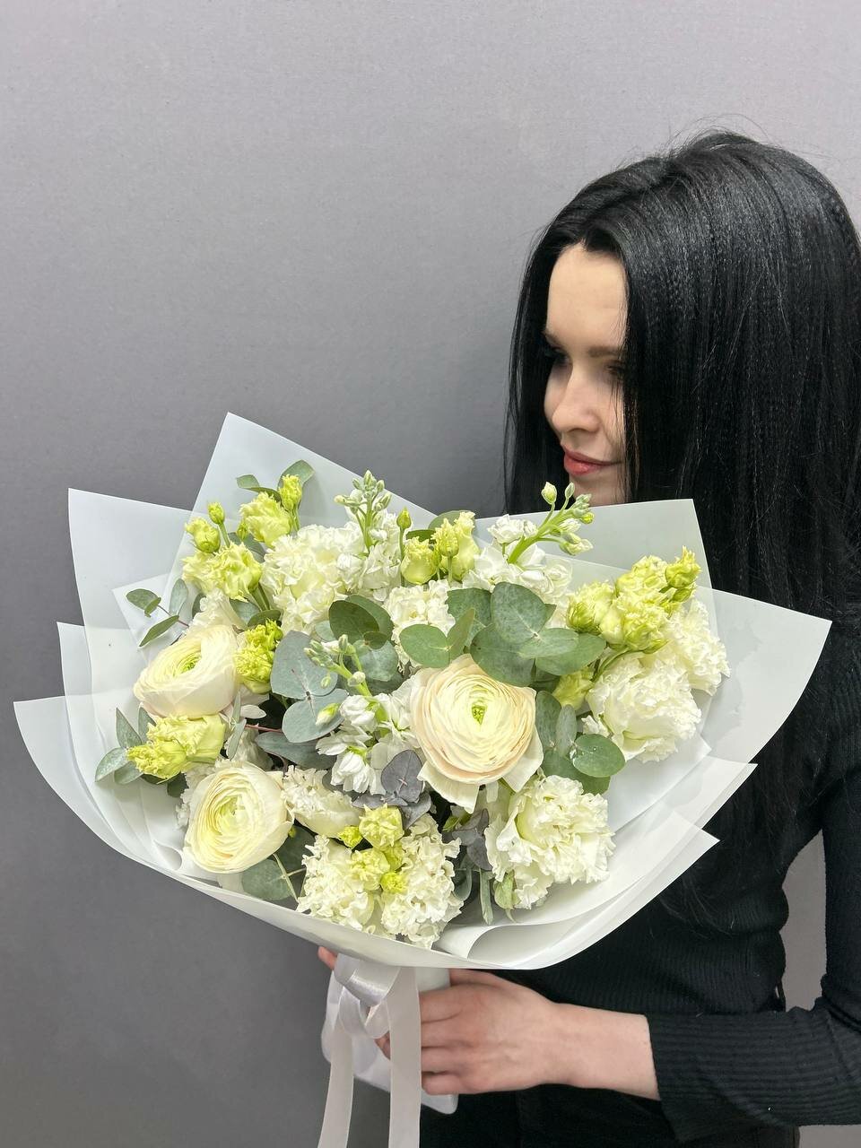 Микс из ранункулюсов, эустомы и маттиолы в матовой прозрачной упаковке