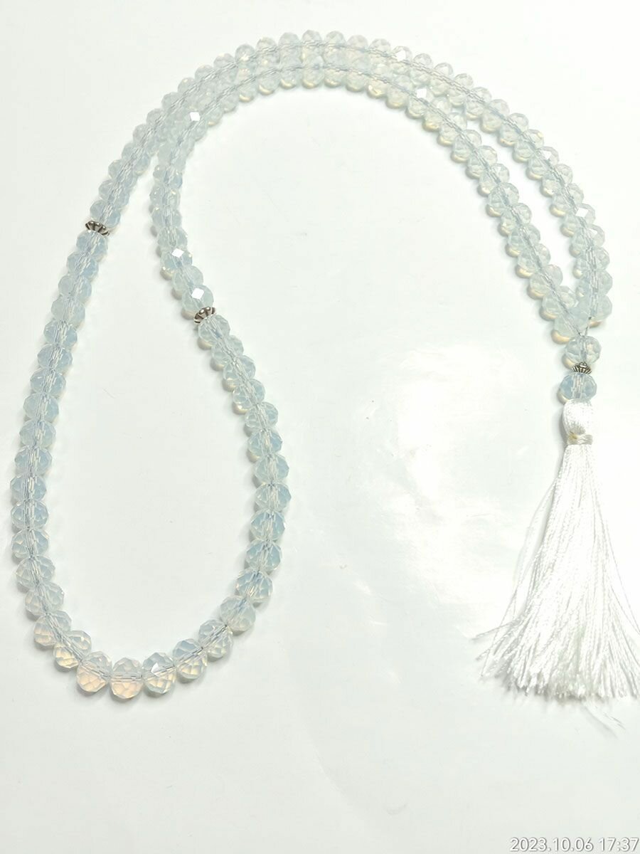 Мусульманские четки из хрусталя лунного цвета 99 бусин, диаметр 7мм. в коробке.