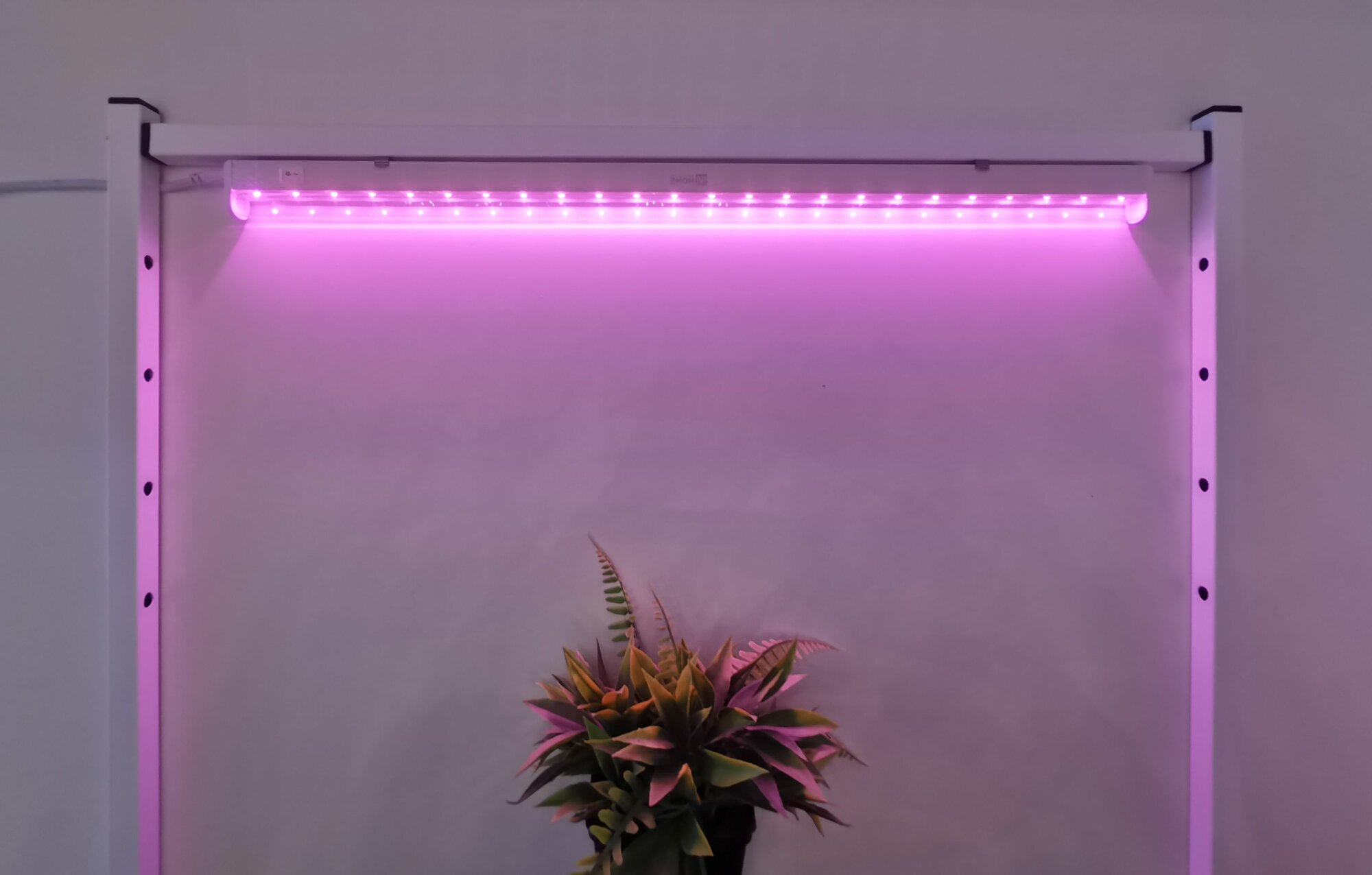 Подставка для линейного фитосветильника со светильником 650 мм