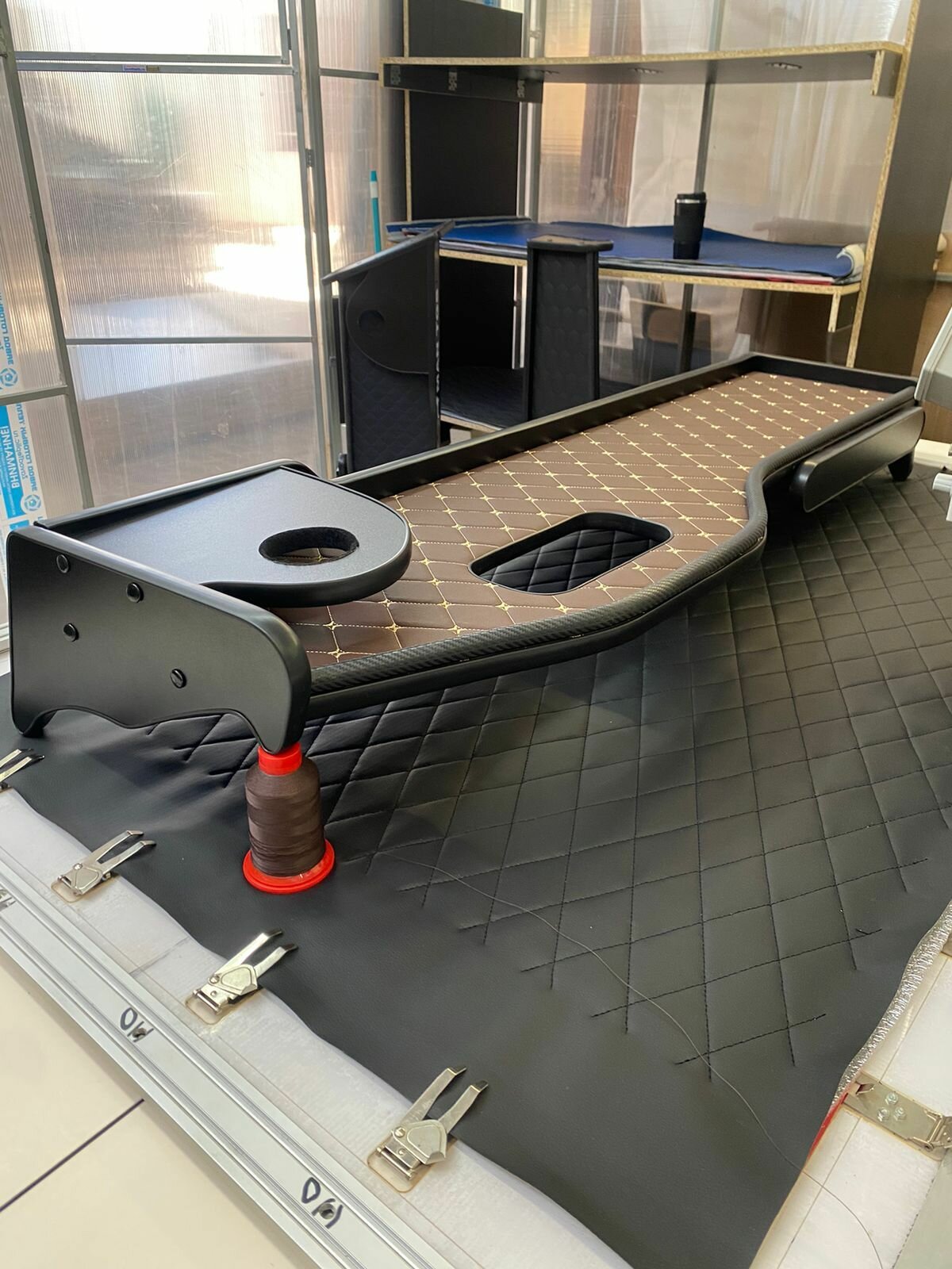 Стол-полка на торпеду грузовика для Mercedes Axor/КАМАЗ 5490 NEO