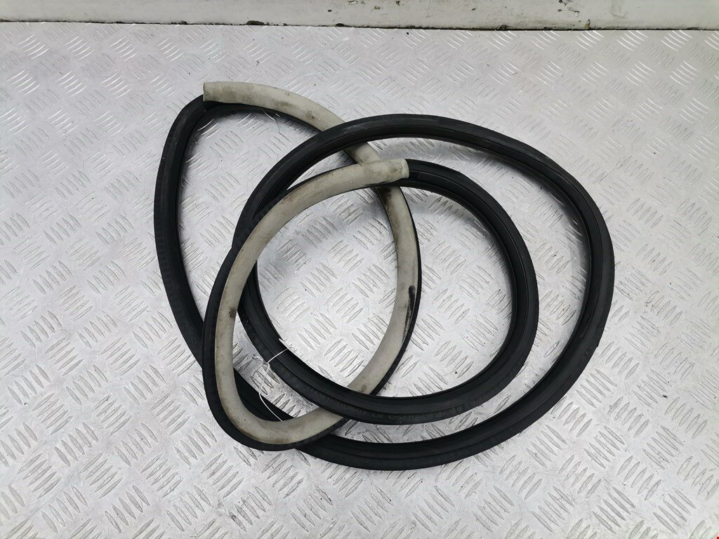 Уплотнитель двери Volkswagen Passat 5 арт. 1774543
