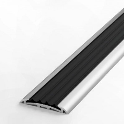 Противоскользящая накладка на ступени Лука ПС08-1, длина 2,7 м, алюминиевая анод серебро 01л, вставка из ПВХ черная 470