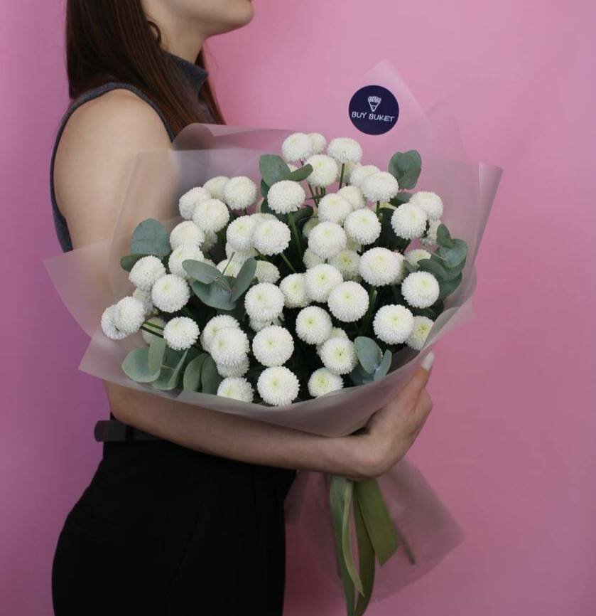 Букет из 7 белых хризантем Сантини и Эвкалипта