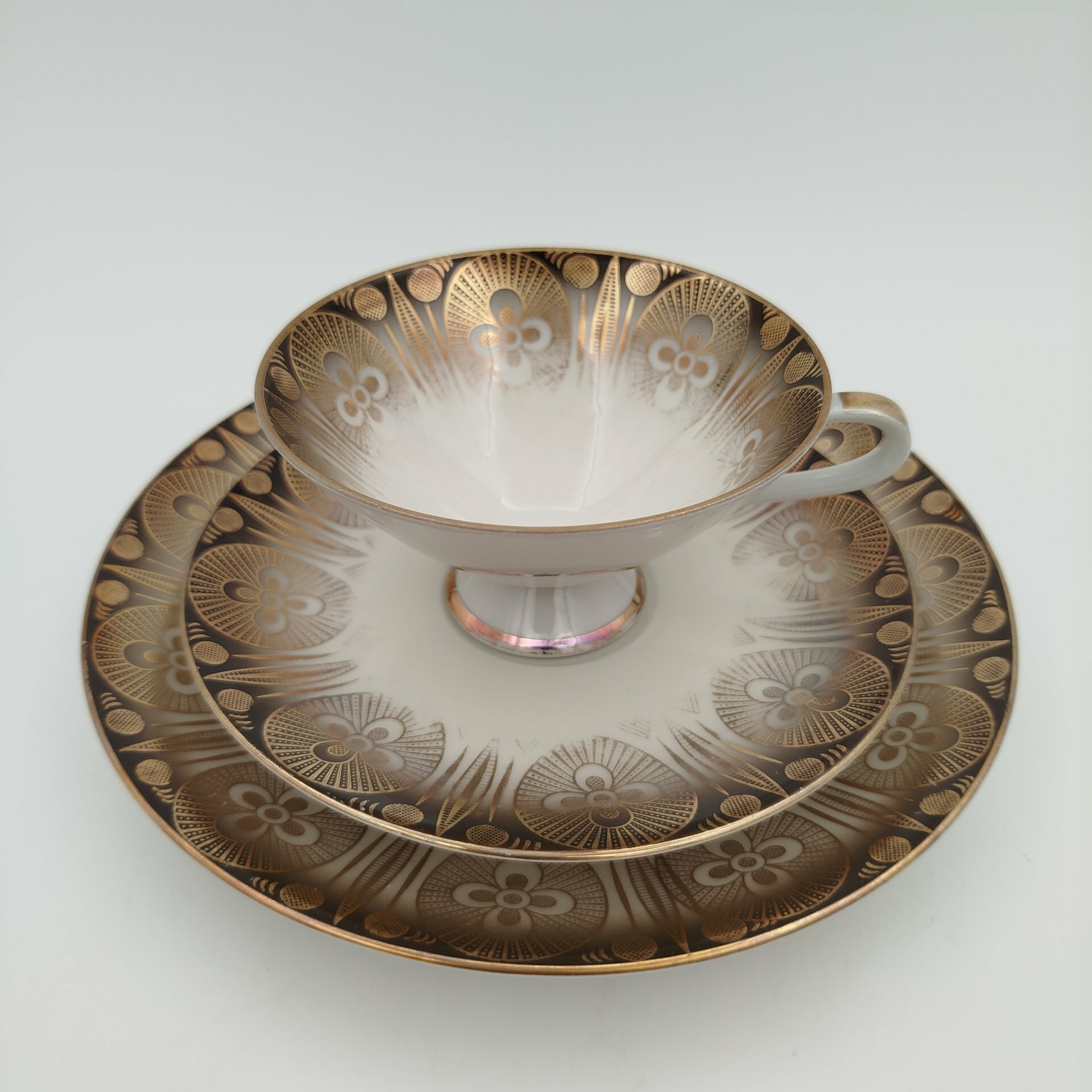 Чайное трио бежево-коричневого цвета с золотистым цветочным декором, фарфор
